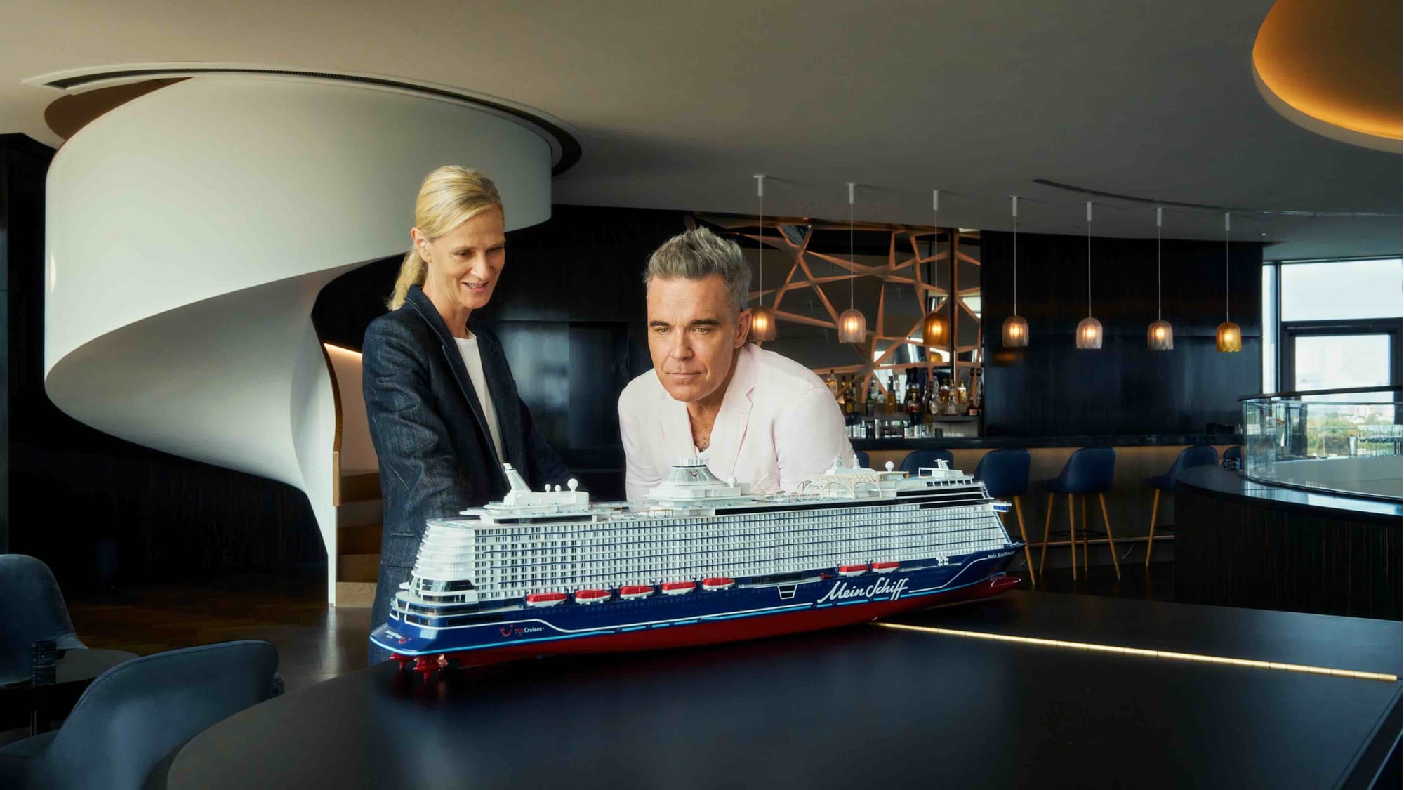 Robbie Williams tauft die Mein Schiff Relax: Sei dabei beim Mega-Event ...